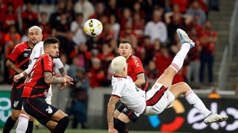 Web pede Pedro na Copa após golaço pelo Flamengo É ele e mais 10