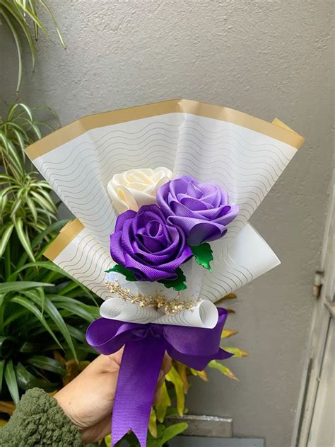 Rosas eternas de listón en 2024 Arreglos florales diy Flores