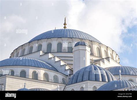 La Grande Mosquée Camlica turque Çamlıca Camii est une mosquée d