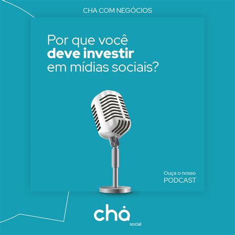A Microphone On Top Of A Blue Background With The Words Por Que Voce