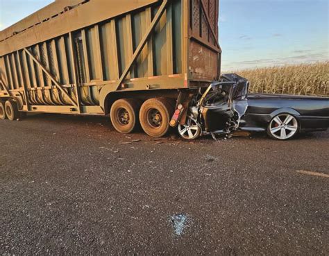 Vítimas que morreram após carro bater em caminhão eram pai mãe e filho