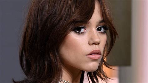 Globos de oro 2023 el maquillaje nada Miércoles de Jenna Ortega a