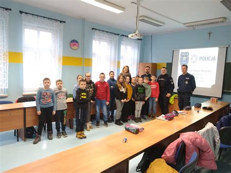 Godzina wychowawcza klasy 4b z policjantami Szkoła Podstawowa