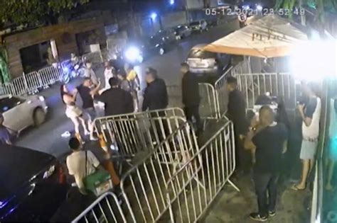 Vídeo Homem morre e dois ficam feridos em briga PM em boate do RJ