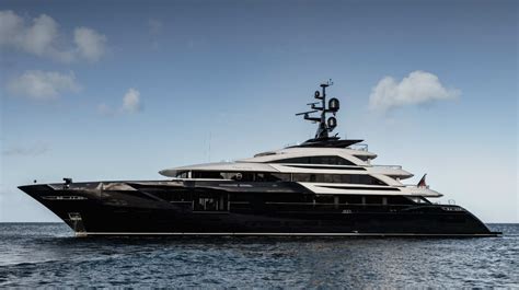 Tornano Gli Yacht Di Lusso A Napoli Avvistato Resilience Barca Di 65