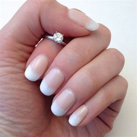 french manucure gel en dégradé vernis à ongles blanc et nude French