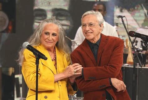 Maria Bethânia resgata foto o irmão Caetano Veloso e se anima para