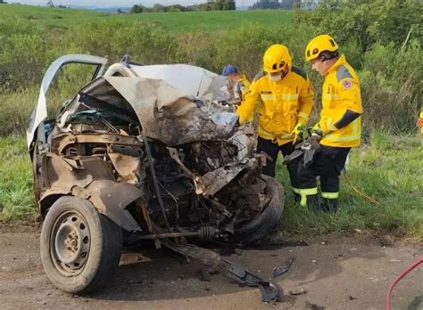 Motorista de 60 anos morre após forte colisão entre carro e caminhão em