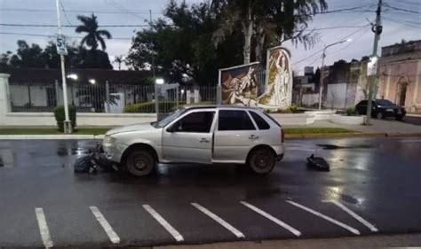 Choque entre una moto y un auto dejó como saldo tres lesionados dos de
