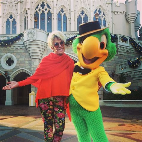 Na Disney Ana Maria Braga tira foto Zé Carioca Jovem Pan