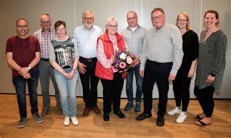 Margret Brinkrode für ihr jahrelanges Engagement gedankt Glocke