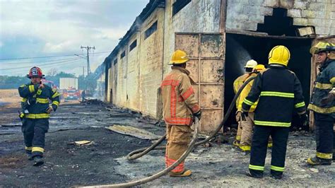 Gran incendio deja daños en una fábrica de alimentos del cantón Pedro