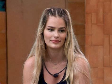 Yasmin Brunet elege biquíni estiloso para curtir clima ensolarado na