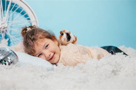Rires Amusante Petite Fille Joyeuse Positive Obtenir Surprise Boîte