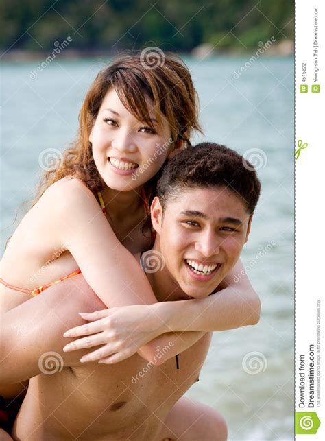 Pares Jovenes Felices Que Se Divierten En La Playa Foto De Archivo