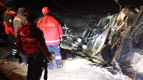 Kayseri de korkunç kaza 4 ölü 24 yaralı Resim 1