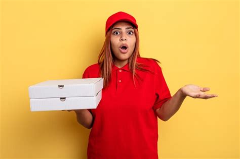 A mulher hispânica surpreendeu chocada e atônita uma surpresa