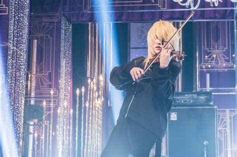 YOSHIKIのピアノ演奏映像と生パフォーマンスが融合 XYデビュー曲Crazy LoveをPremium Music 2023