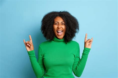 Mulher Feliz E Animada De Cabelos Cacheados Mostra Sorrisos De Gesto De
