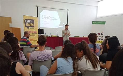 Sociedad en Almería El IAJ acerca los servicios de información