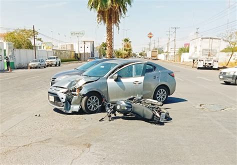 Joven motociclista se impacta contra auto que le cortó la circulación