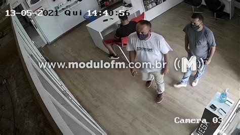 Veja o vídeo Homem é flagrado furtando iPhone avaliado em cerca de R