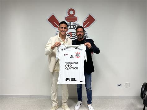 Matías Rojas conheça o novo reforço do Timão