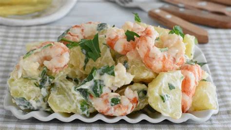 Salade de pommes de terre aux crevettes et à la mayonnaise gourmande