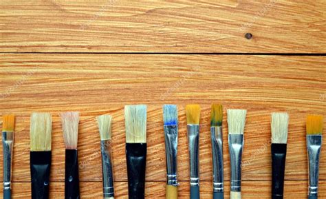 Pinceles Usados Frente A Un Fondo De Madera Diferentes Tipos Y Formas