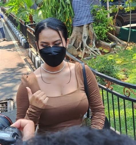 Wajah Siskaeee Pemeran Film Porno Berbaju Ketat Tiba Di Polda Metro Jaya