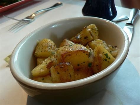 Pommes de terre sautées aux lardons aux fines herbes à la lyonnaise