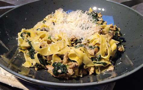Eenpansgerecht Van Tagliatelle Met Gehakt Spinazie En Champignons In