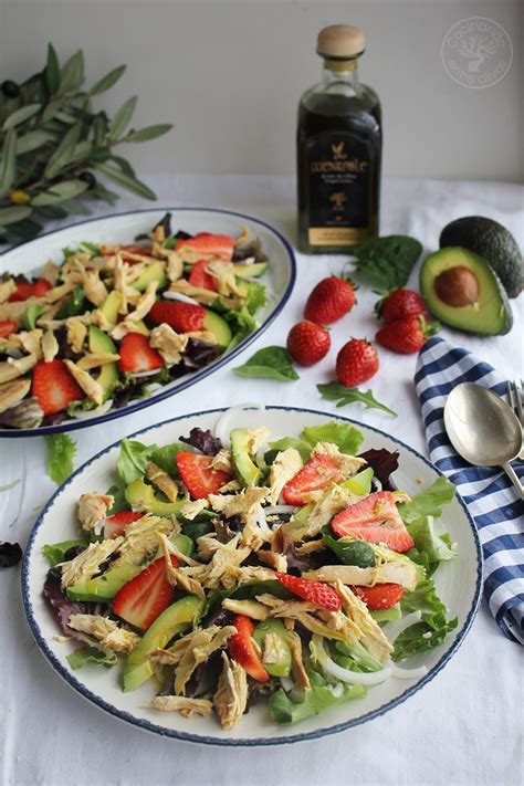 Ensalada De Pollo Asado Con Aguacate Y Fresas Cocinando Entre Olivos
