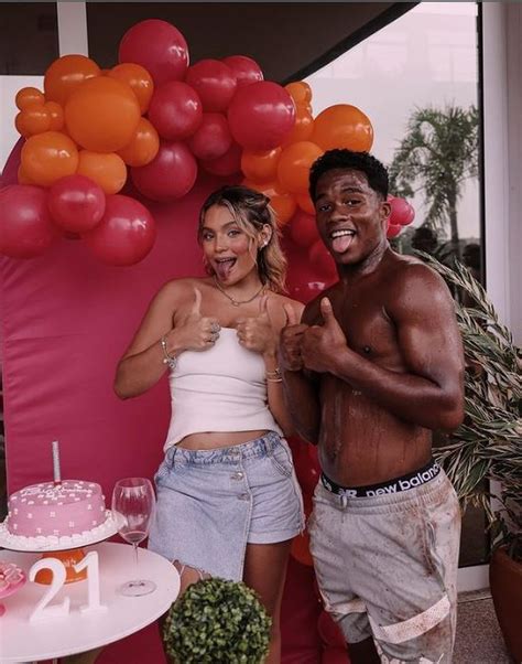 Namorada De Endrick Gabriely Miranda Comemora 21 Anos Ao Lado Do