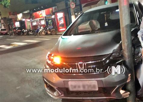 Casal de idosos sai ileso após bater veículo em poste no Centro de