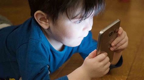 Uso excesivo de PC o celulares crearía daño ocular en los niños