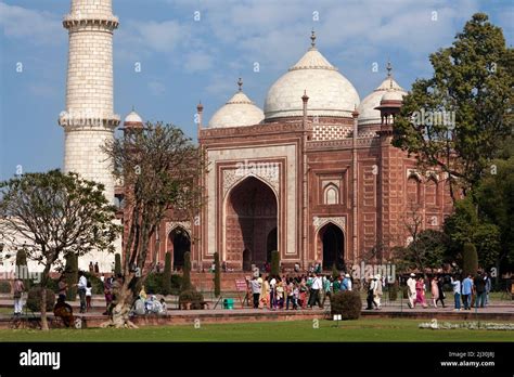A Mosque Of Taj Mahal Hi Res Stock Photography And Images Alamy