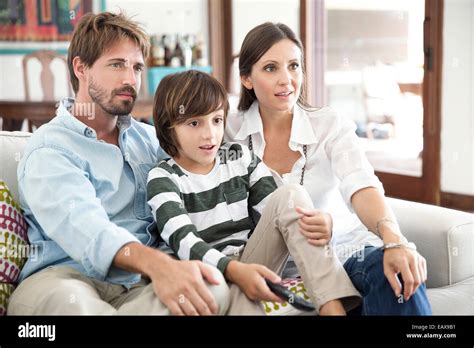 Familia viendo la televisión juntos Fotografía de stock Alamy
