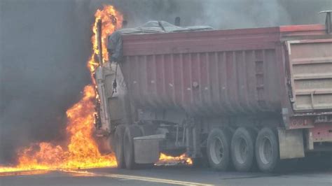 Se Incendia Tráiler en la Carretera Federal Xalapa Perote N