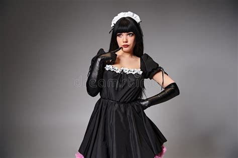 Atractivo Joven Cosplayer Con Disfraz De Mucama Foto De Archivo