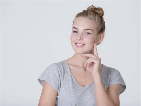 Belle Jeune Femme Caucasienne De Pens E Avec Le Doigt Pr S Du Visage