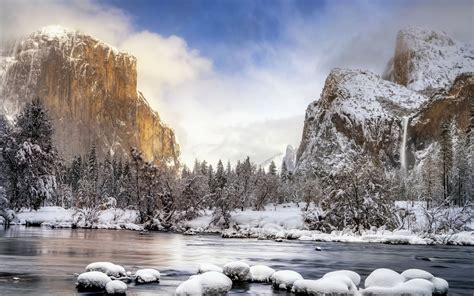Ośnieżona góra El Capitan i rzeka Merced River zimową porą