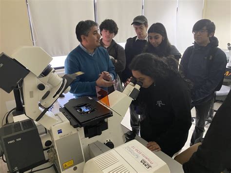 Estudiantes del Colegio Concepción visitan el Centro de Microscopía