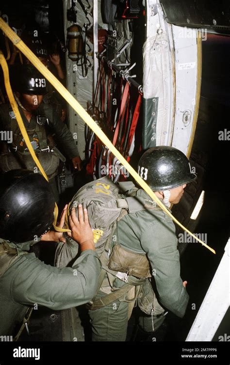 Paracaidistas coreanos se preparan para saltar desde un avión C 130