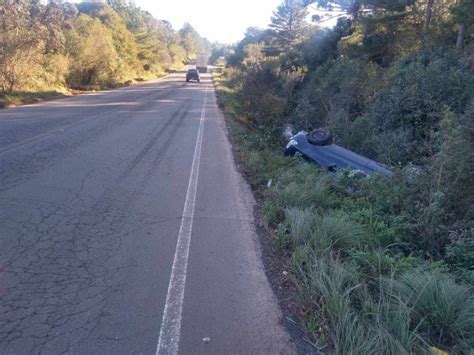 Carro Conduzido Por Jovem De 24 Anos Capota Na SC 350 Mulher Ficou