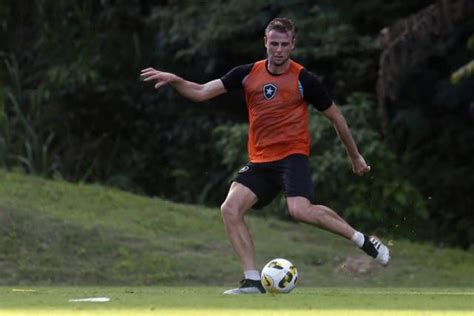 Zagueiro do Botafogo fica perto de acertar clube da Série A MH