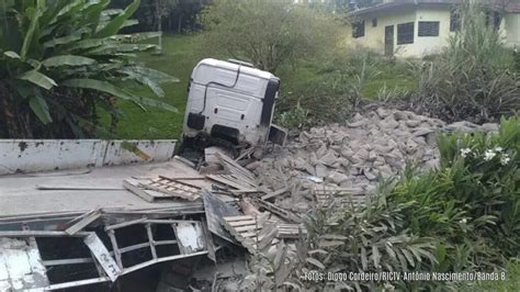 Condutor de automóvel morre preso às ferragens após colidir carreta