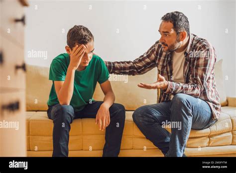 Padre E Hijo Est N Hablando En Casa El Hijo Est Teniendo Problemas Y