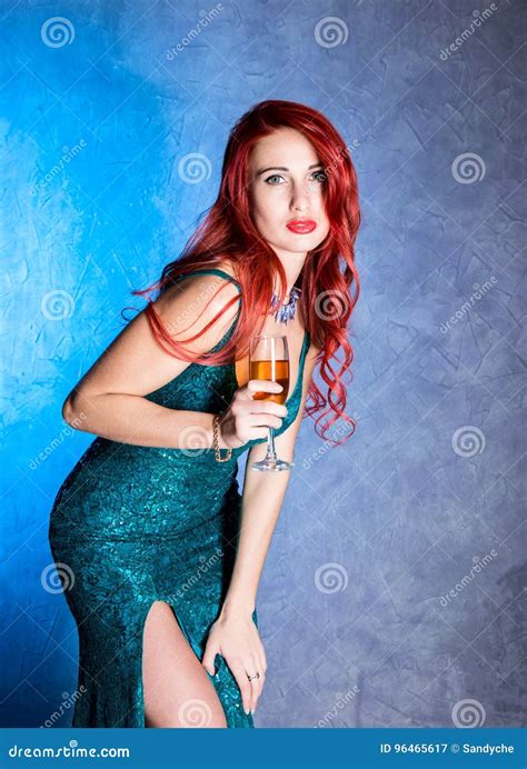 Donna Sexy Elegante Con Le Grandi Tette In Bicchiere Di Vino Blu