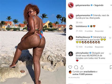 De biquíni fio dental Gaby Amarantos exibe o bumbum poderoso em foto